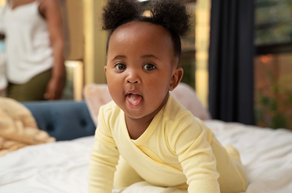 4 gestos do bebê que podem ajudar a entendê-lo melhor