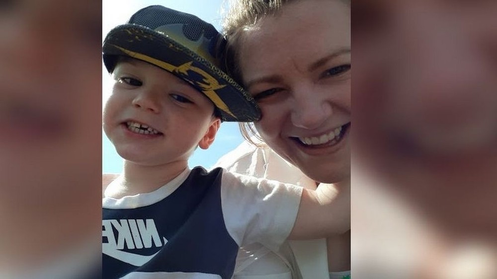 Mãe entra em choque ao descobrir que hematomas de filho eram sinais de ...