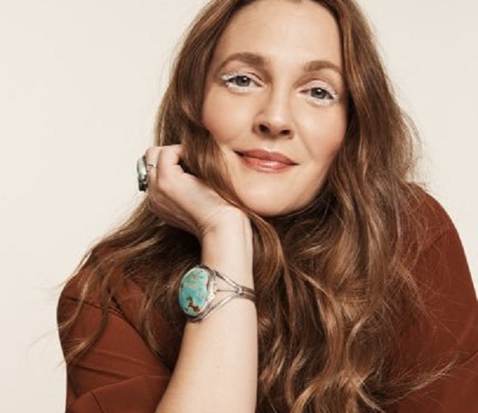 Drew Barrymore revela por que mantém filhas longe dos celulares