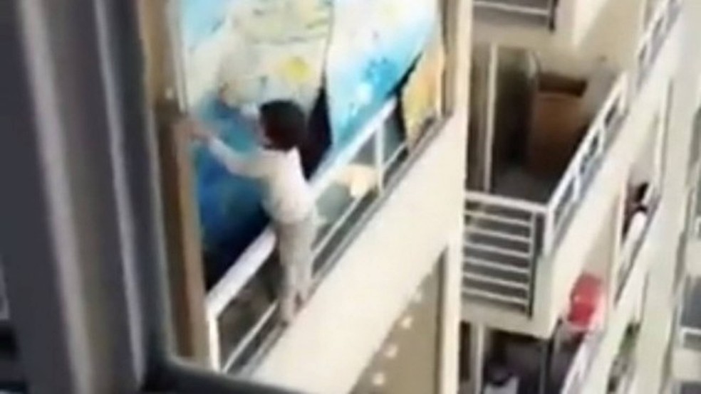 Vídeo: Bebê brinca no parapeito de varanda do 21º andar