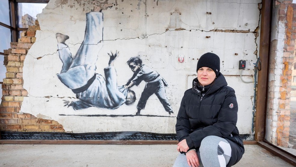 Mãe conversou com Banksy enquanto ele pintava parede em Kiev, na Ucrânia. “Ele pediu a opinião ...