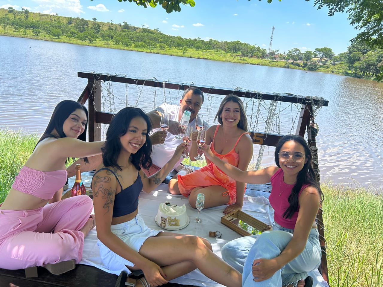 Grávida revela como é dividir o marido com outras 3 mulheres: 'São minhas melhores amigas'