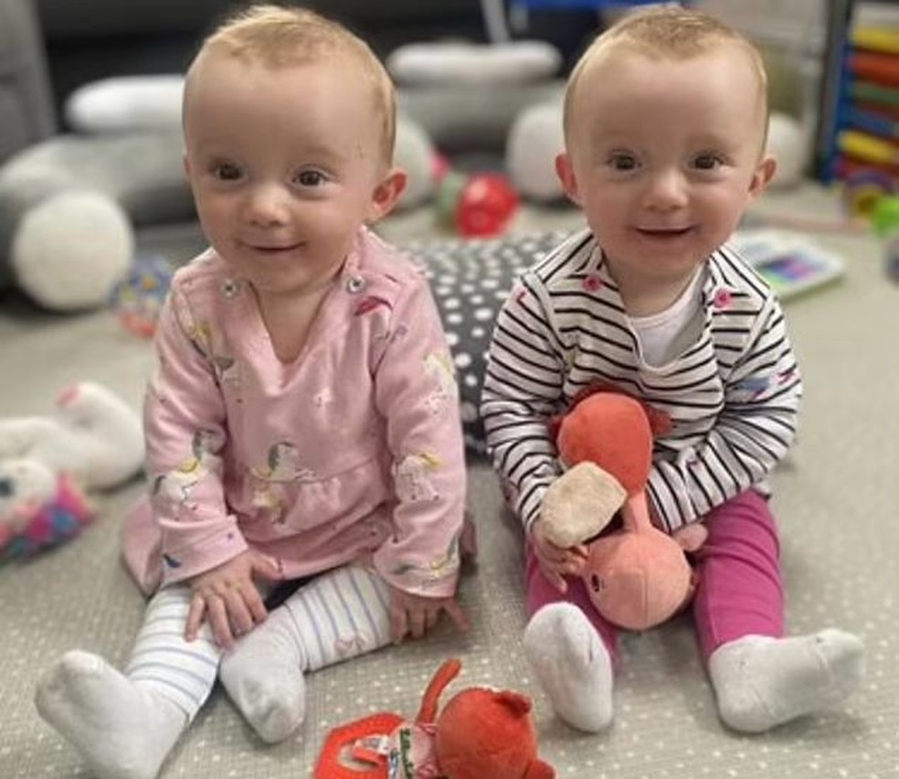 Irmãs gêmeas que tinham menos de 10% de chance de sobreviver comemoram ...