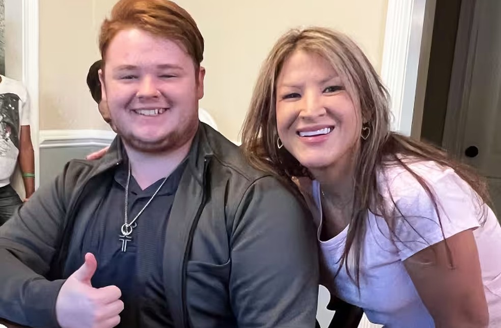 Mãe reencontra filho entregue para adoção 18 anos depois em um supermercado