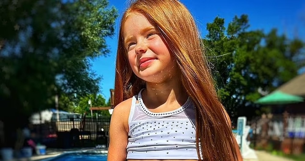 Menina de 7 anos superforte impressiona internet com 'barriga tanquinho'