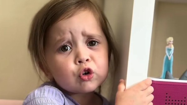 Performance impressionante de menina de 3 anos em cena de Frozen ...