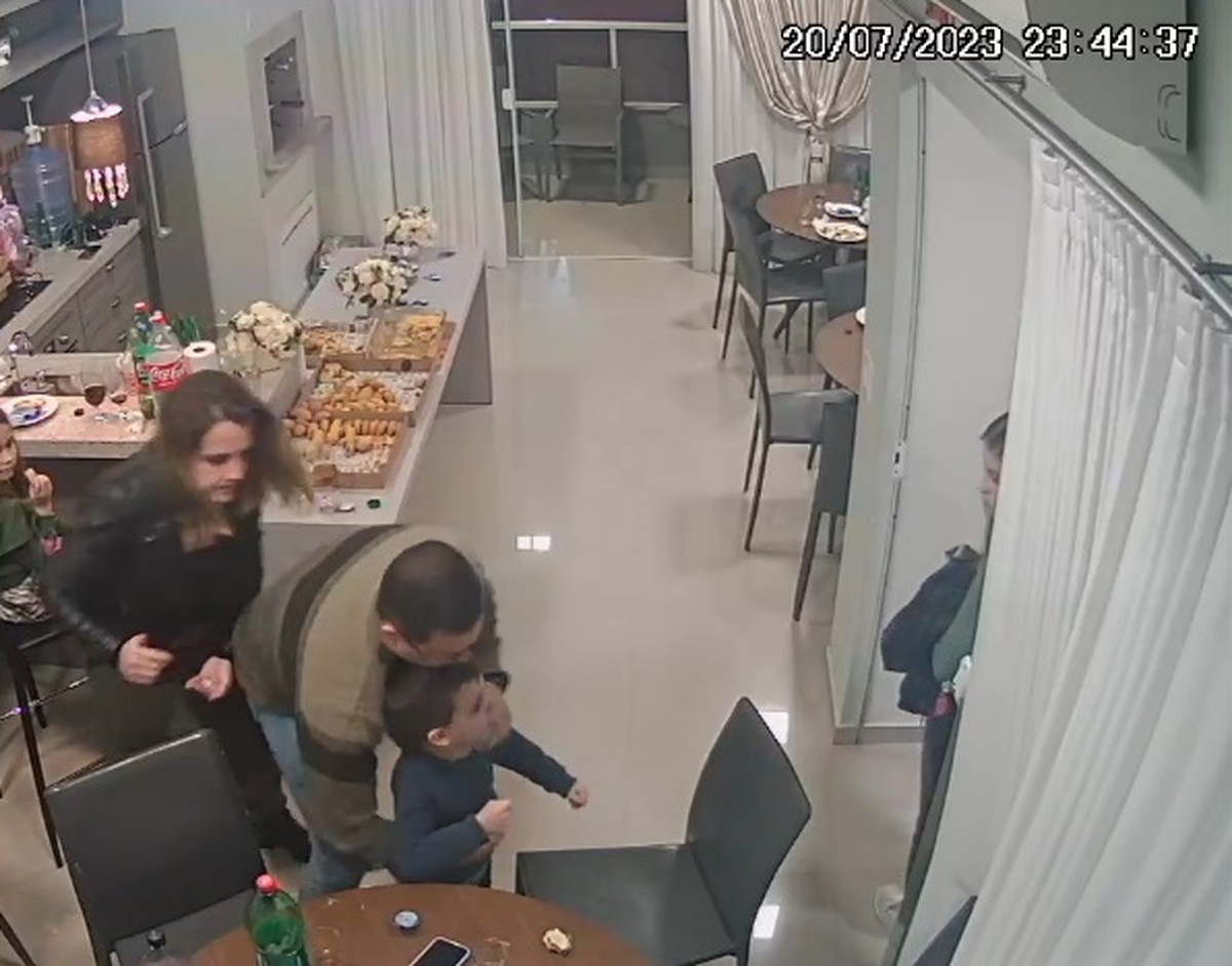 Vídeo mostra momento angustiante em que médico socorre filho engasgado ...