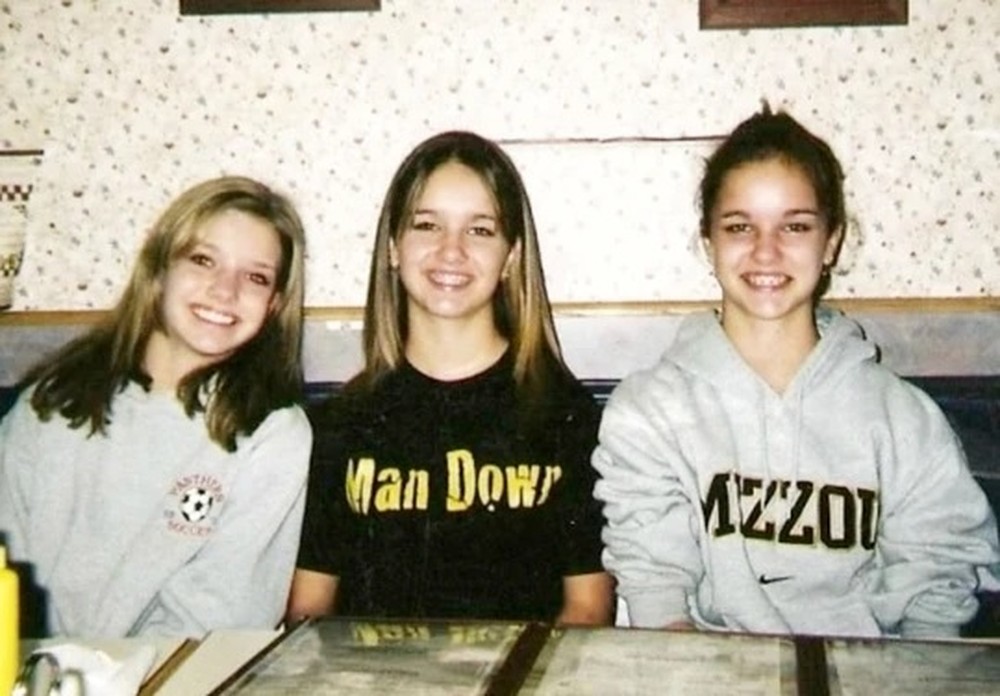 Trigêmeas se reencontram após duas delas serem entregues para adoção