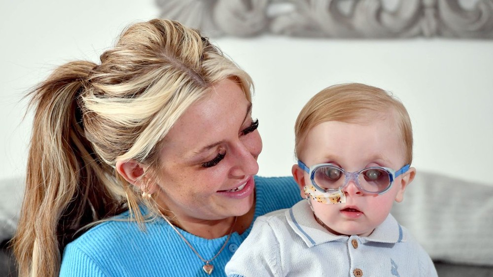 'Ele não pode continuar assim', diz mãe de menino cego, que busca ...