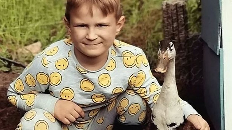 Família tem pato de estimação que acompanha criança no trajeto para a ...