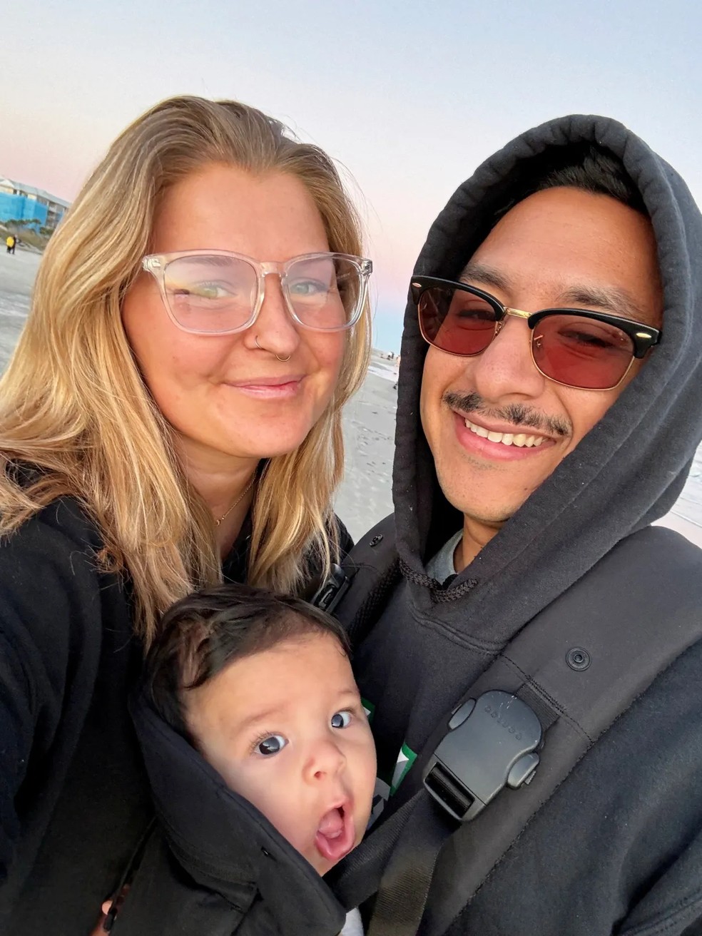 Mãe chama atenção nas redes sociais ao morar com noivo e ex-marido ...