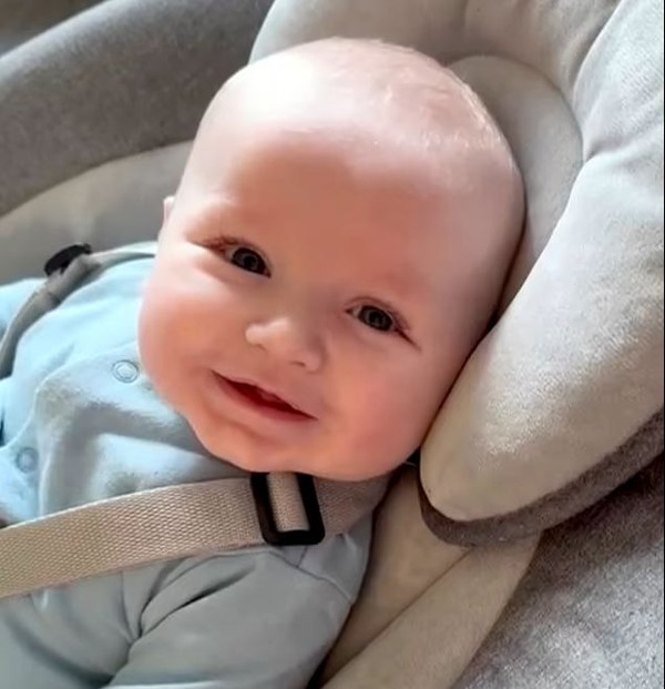 Bebê emociona ao ouvir a voz da sua mãe pela primeira vez