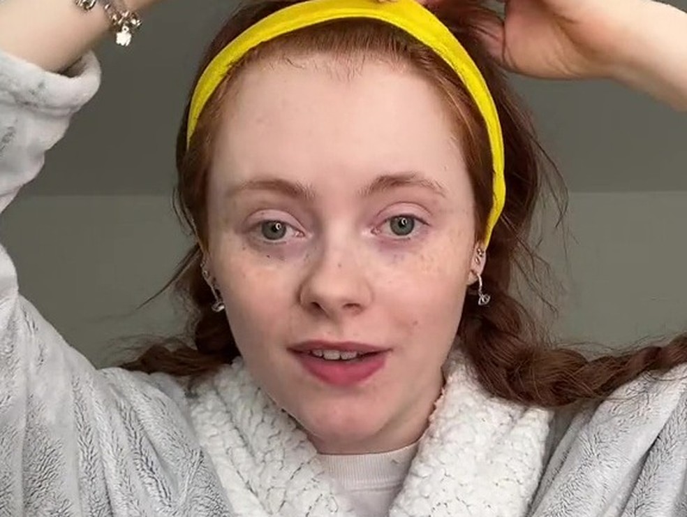 Mãe viraliza ao explicar como amamenta o filho apesar de não ter ...