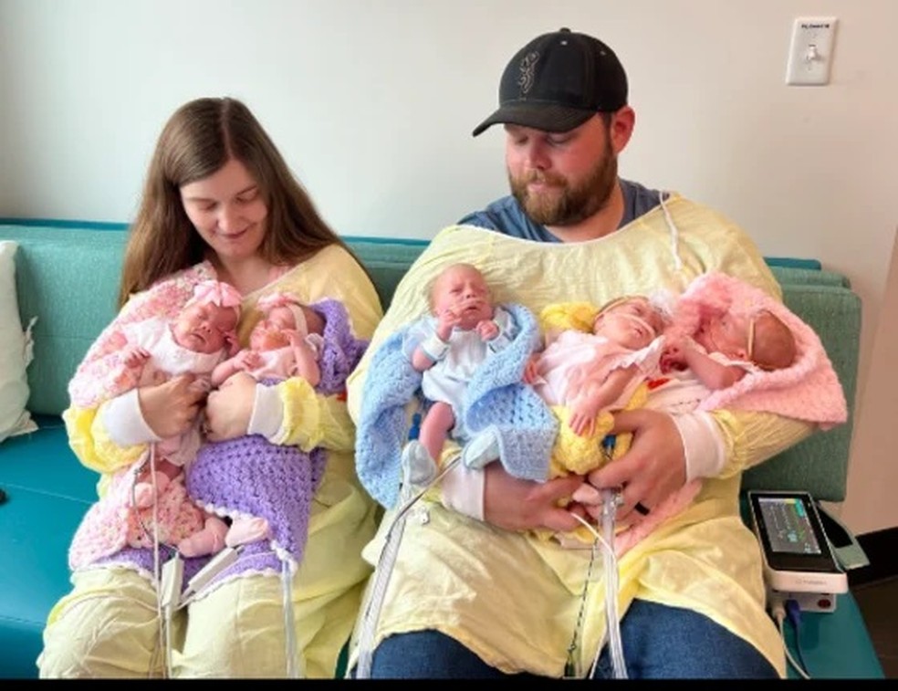 Família compartilha primeiras fotos de quíntuplos raros
