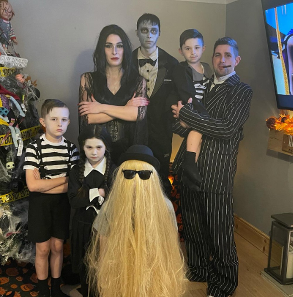 Halloween: mãe faz sucesso na web com representação de “A família Addams”