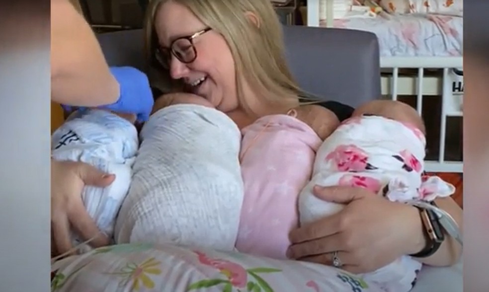 Mãe cria camiseta que responde às principais perguntas que recebe nas ruas: 'Sim, são quadrigêmeos'