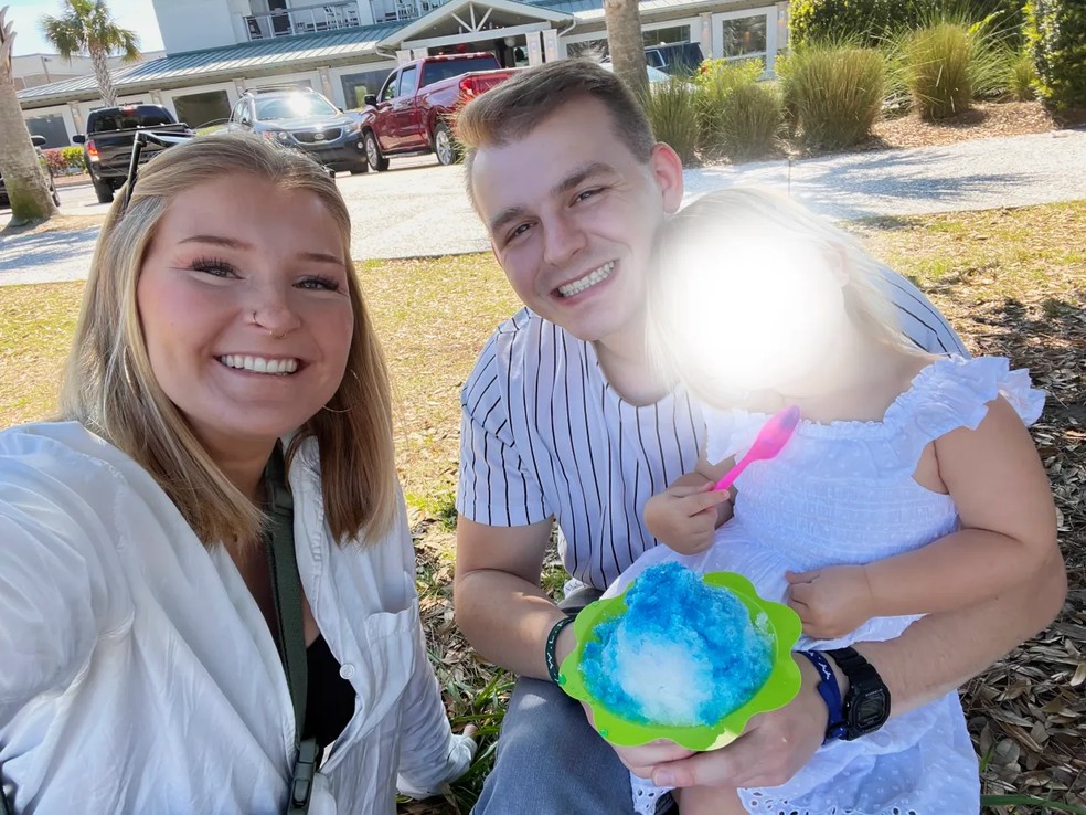 Mãe chama atenção nas redes sociais ao morar com noivo e ex-marido ...