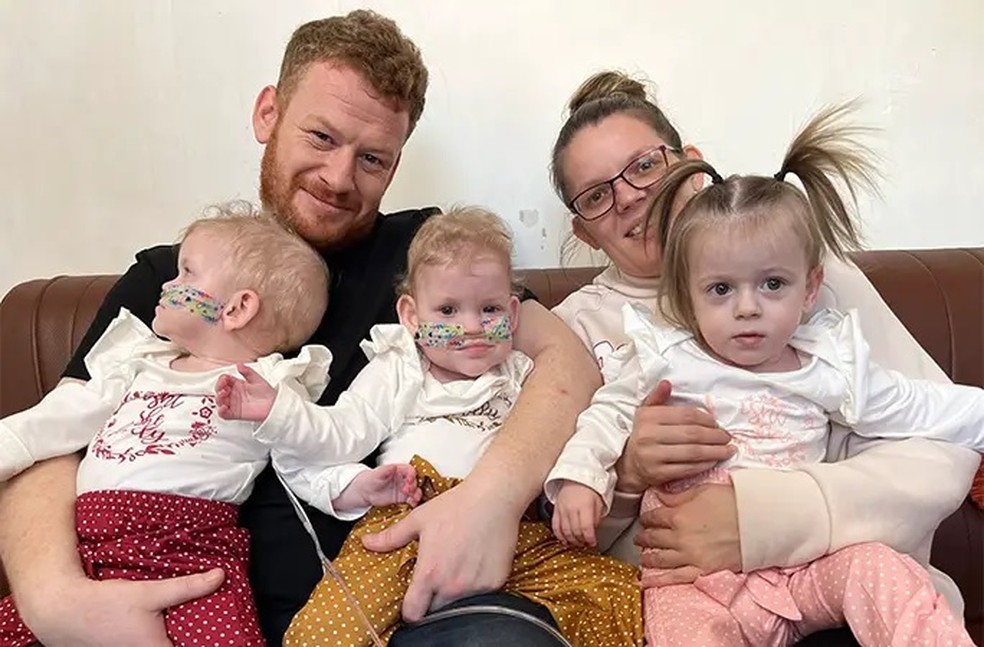 Irmãs britânicas entram para o Guinness como as trigêmeas mais ...