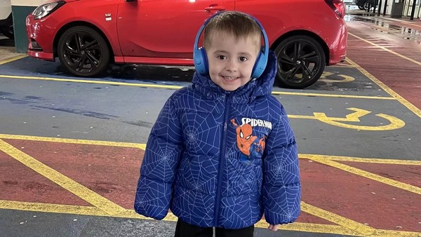'Meu filho quase morreu': Mãe relata pesadelo após queda de menino de 4 ...