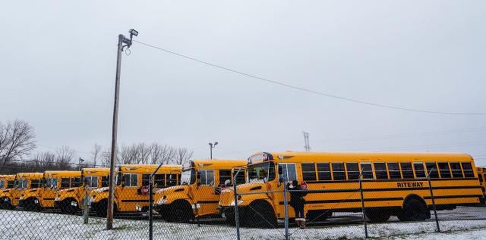 Menino é esquecido em ônibus escolar e encontrado pelos pais no ...