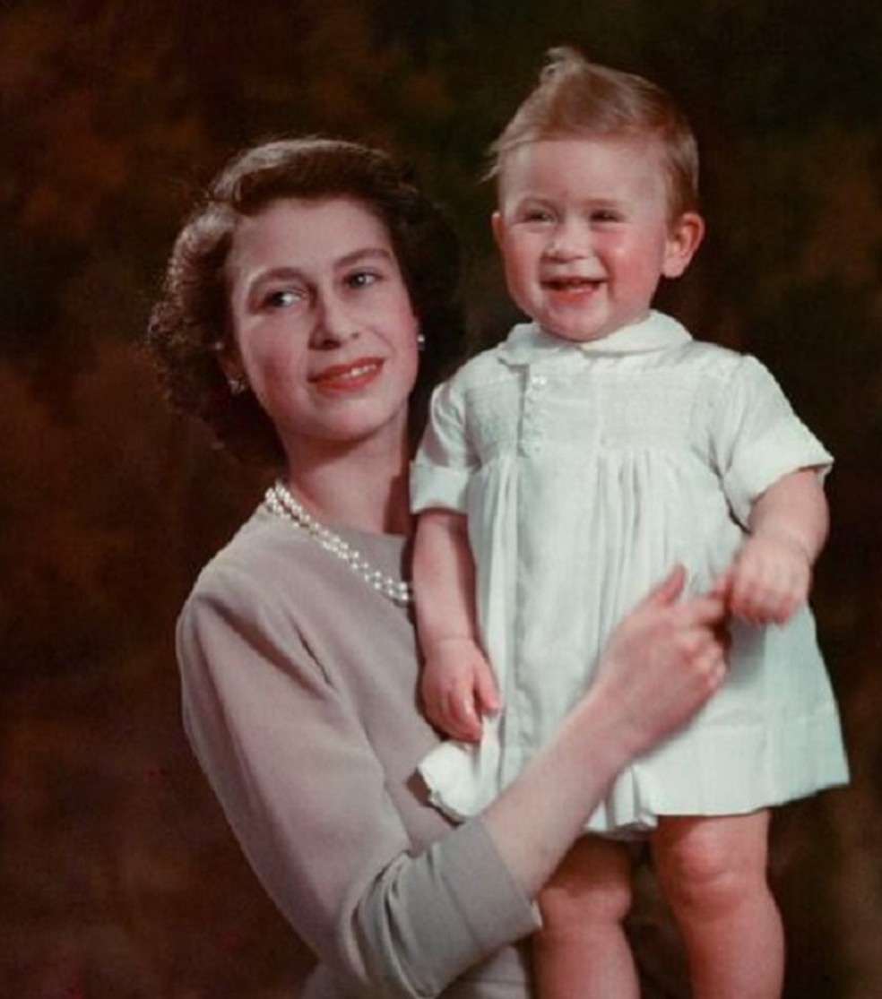 Rei Charles passa o primeiro Dia das Mães sem a rainha e compartilha ...