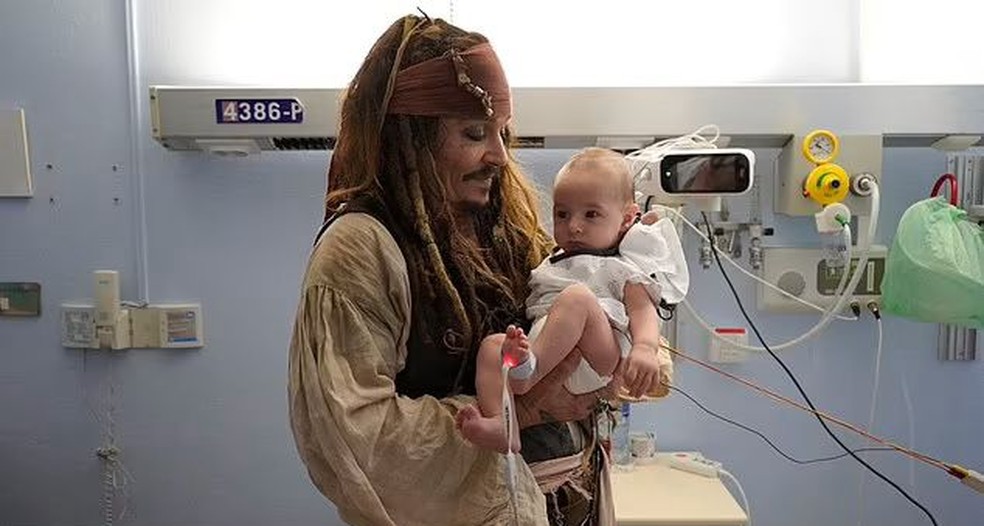 Johnny Depp, o capitão Jack Sparrow, invade hospital para levar alegria ...