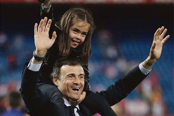 Técnico da Espanha faz homenagem para filha que morreu aos 9 anos