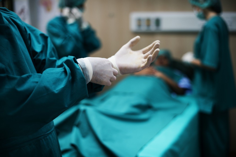 Cirurgiã é acusada de permitir que filha de 13 anos perfure crânio de ...