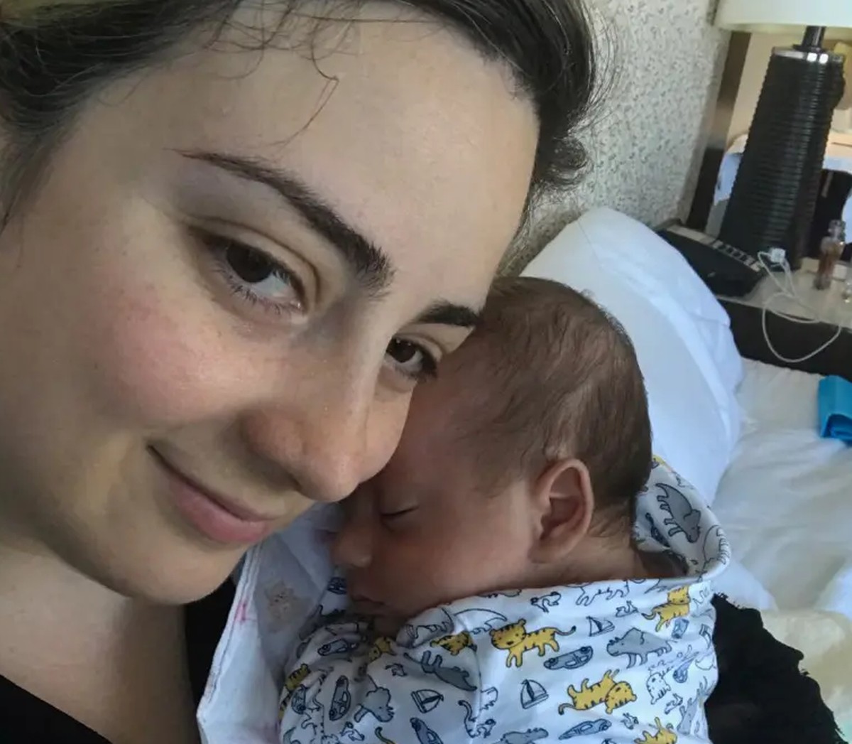 Mulher recebe indenização após dar à luz bebês de duas famílias ...