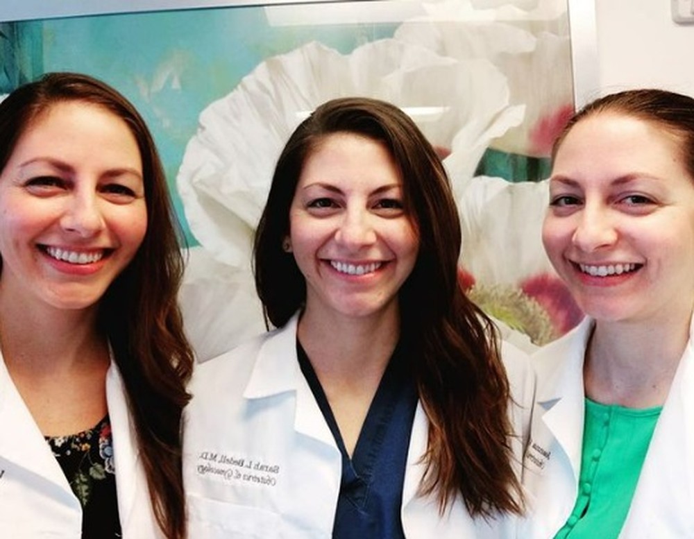 Trigêmeas idênticas se tornam obstetras, assim como a mãe delas