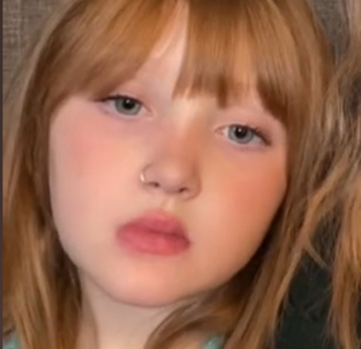 Mãe gera polêmica ao mostrar piercing no nariz de filha de 9 anos