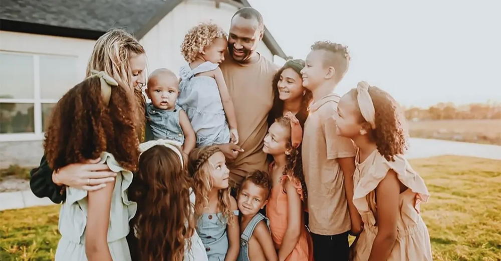 Mãe de 10 anuncia nova gravidez e viraliza