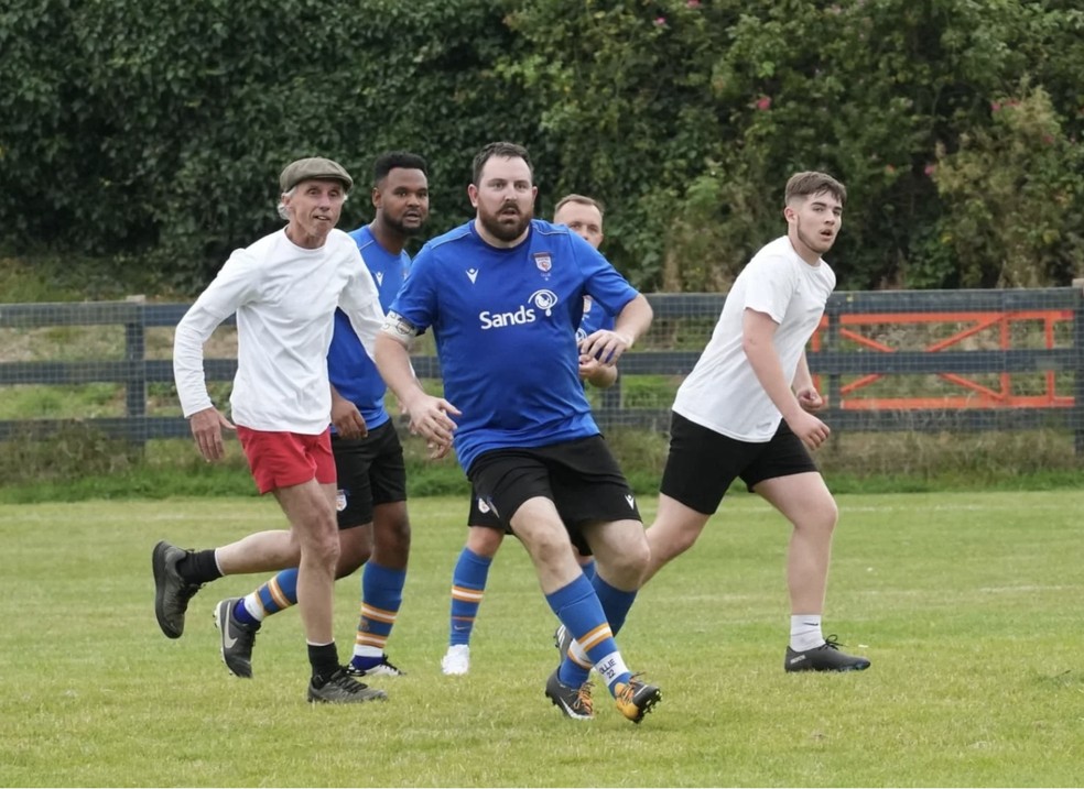 Homens que perderam filhos criam time de futebol para lidar com o luto