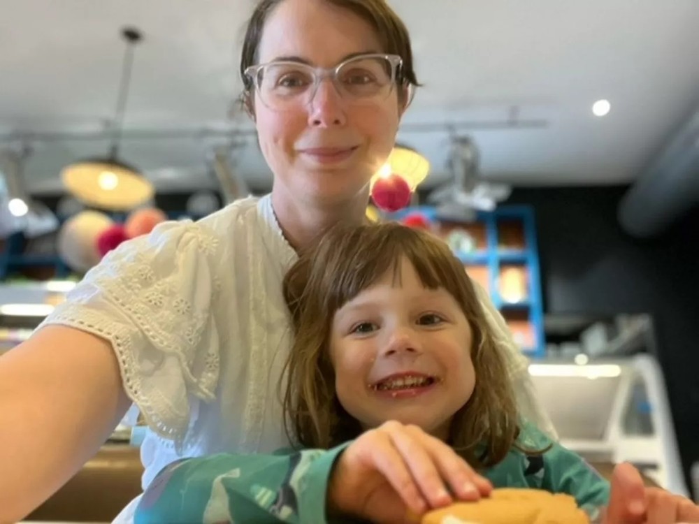 Menina teve que usar luvas para dormir por três anos devido ao 'vício ...