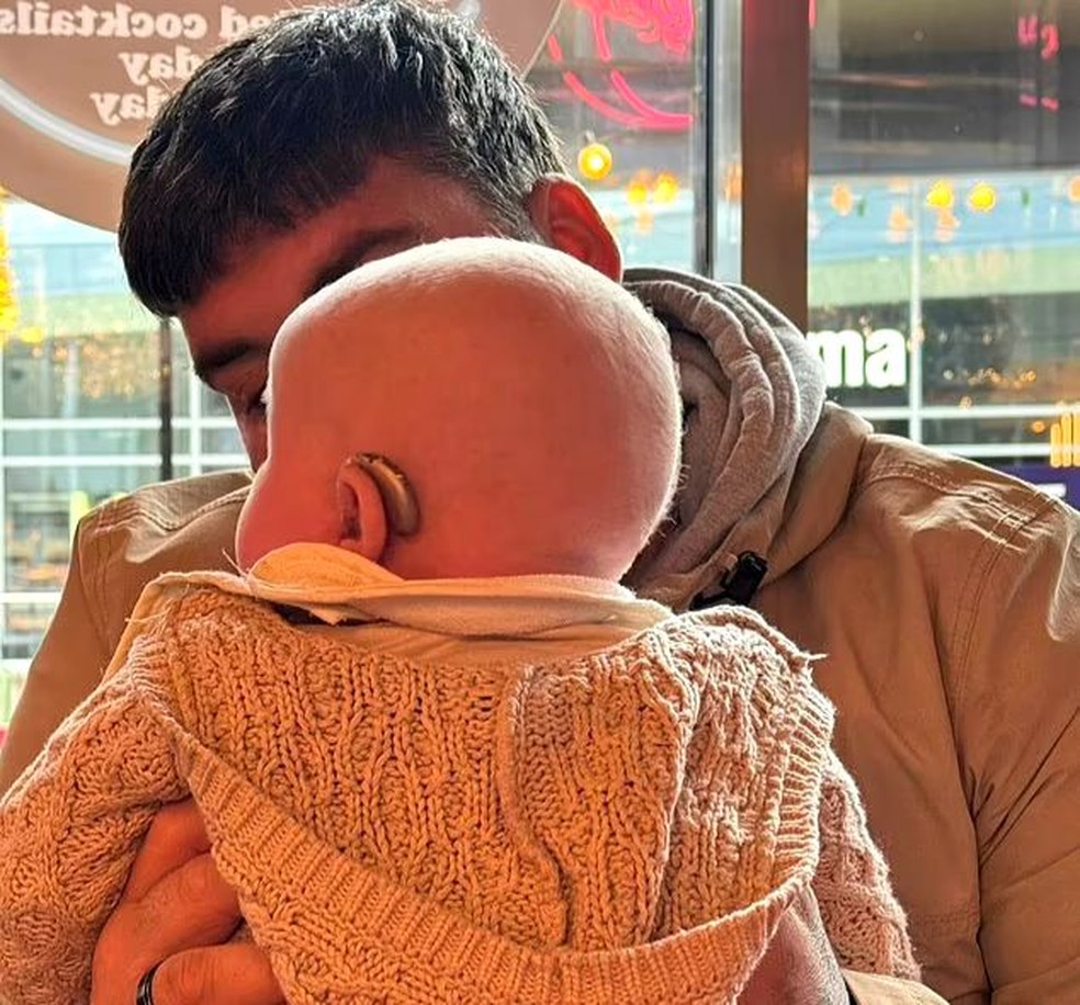 Bebê emociona ao ouvir a voz da sua mãe pela primeira vez