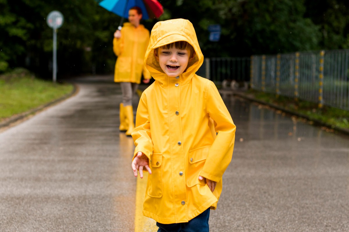 Capa de chuva infantil: 5 modelos para manter a roupa seca