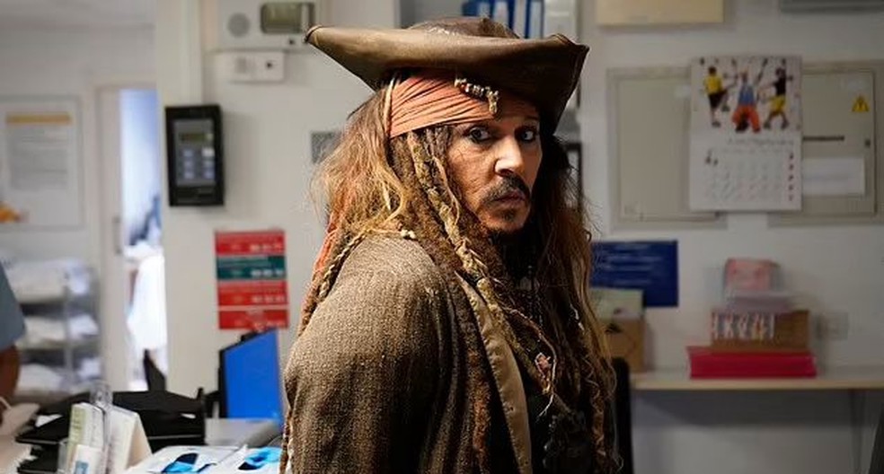 Johnny Depp, o capitão Jack Sparrow, invade hospital para levar alegria ...