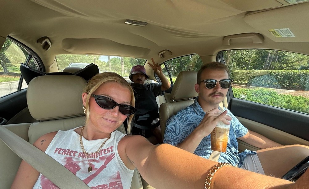 Mulher mora com o marido e o ex na mesma casa — e motivo chama a atenção