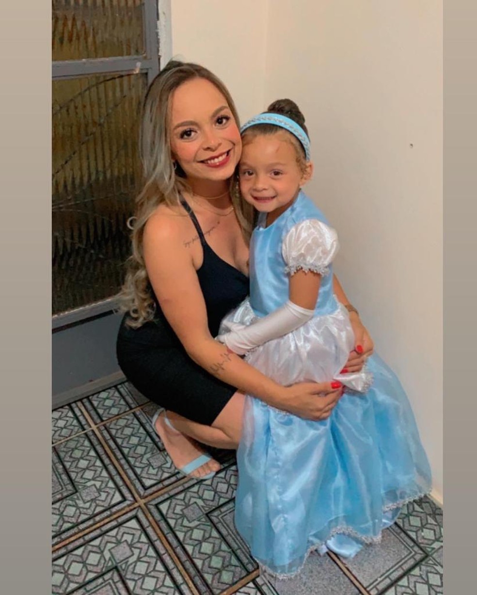Emocionada, menina canta música e se lembra de pai que morreu em ...