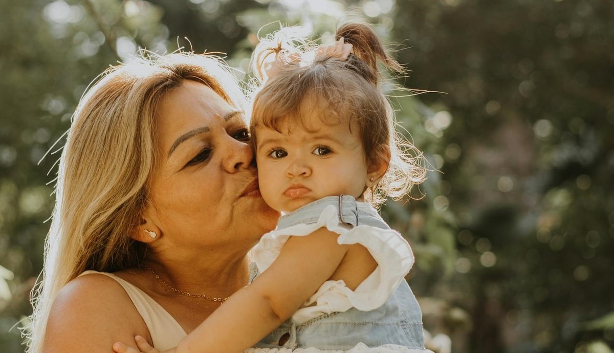 Mãe quer que avó peça consentimento para beijar neta e divide opiniões ...