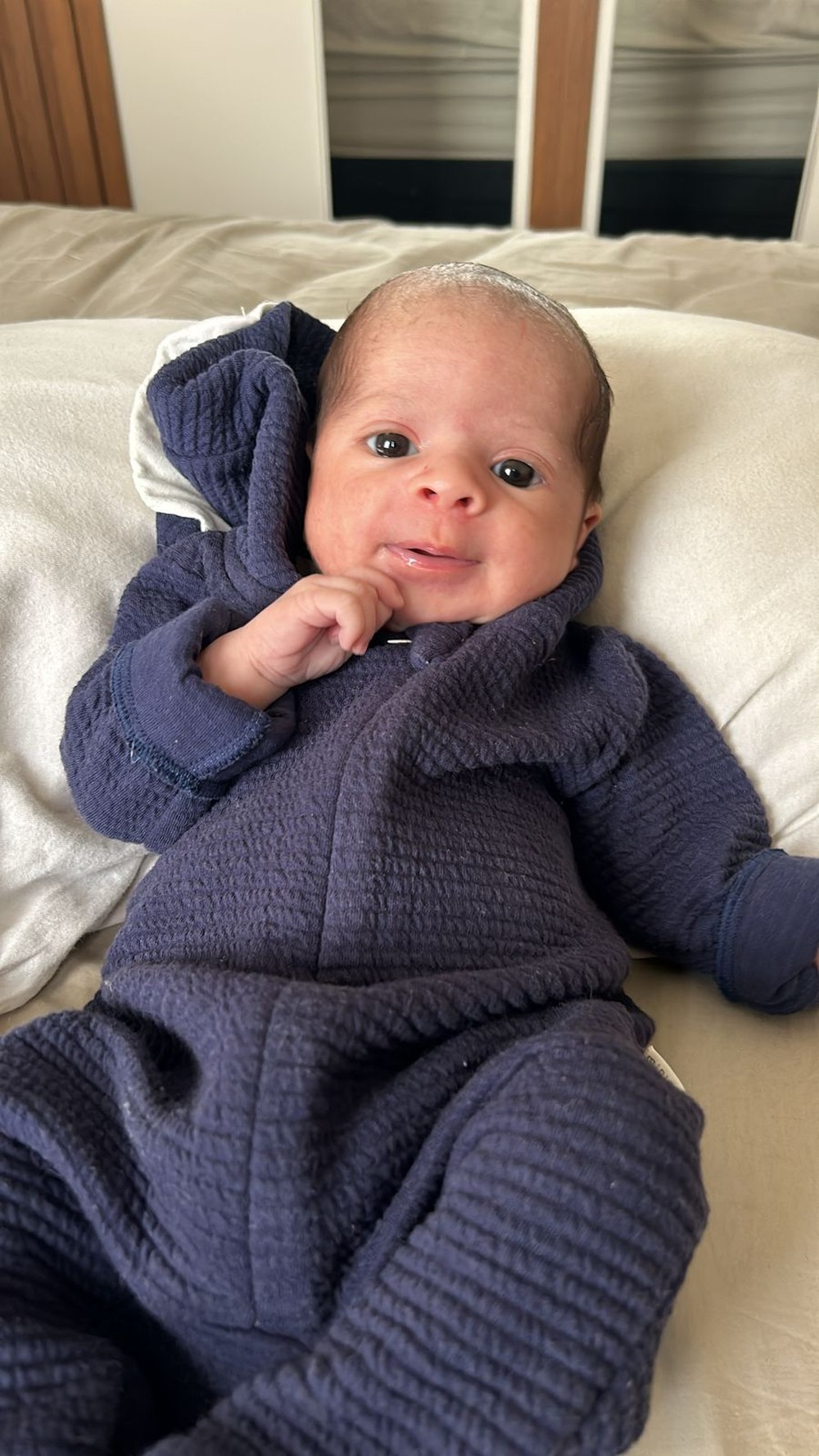 Bebê 'calvo' diverte web: 'Nasceu parecendo um senhor de 82 anos ...