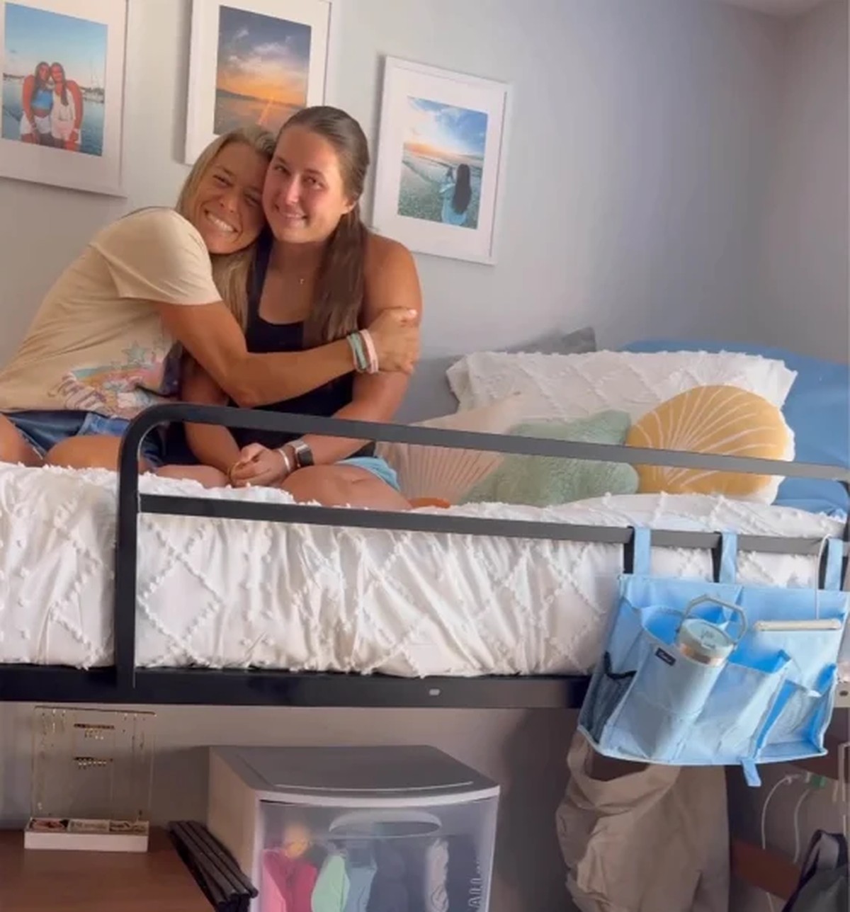 Mãe cria polêmica ao passar a noite no dormitório da faculdade com a filha