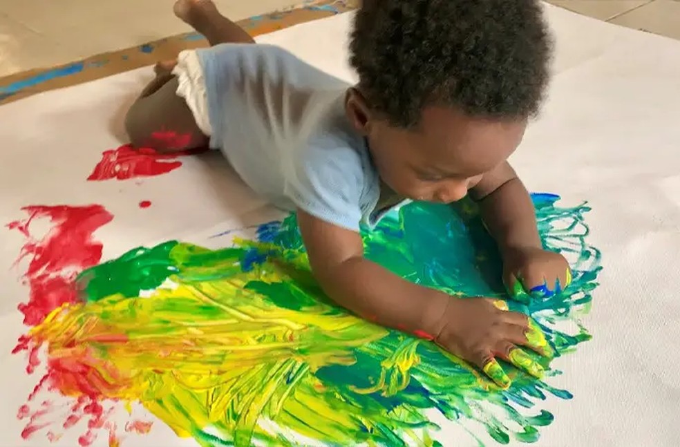 Bebê de 1 ano quebra recorde mundial e se torna artista mais novo do mundo