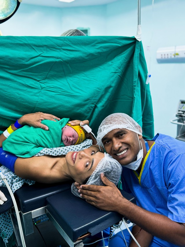 Vídeo: pai passa mal e entra em sala de parto de cadeira de rodas