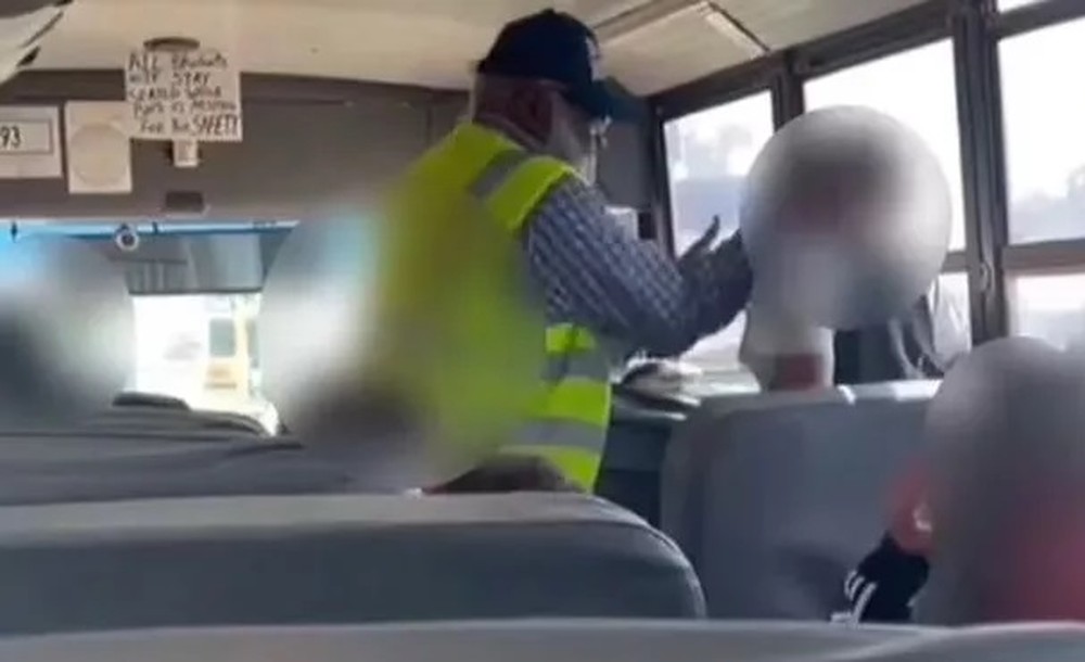 Vídeo: motorista de ônibus escolar agride aluno enquanto crianças gritam