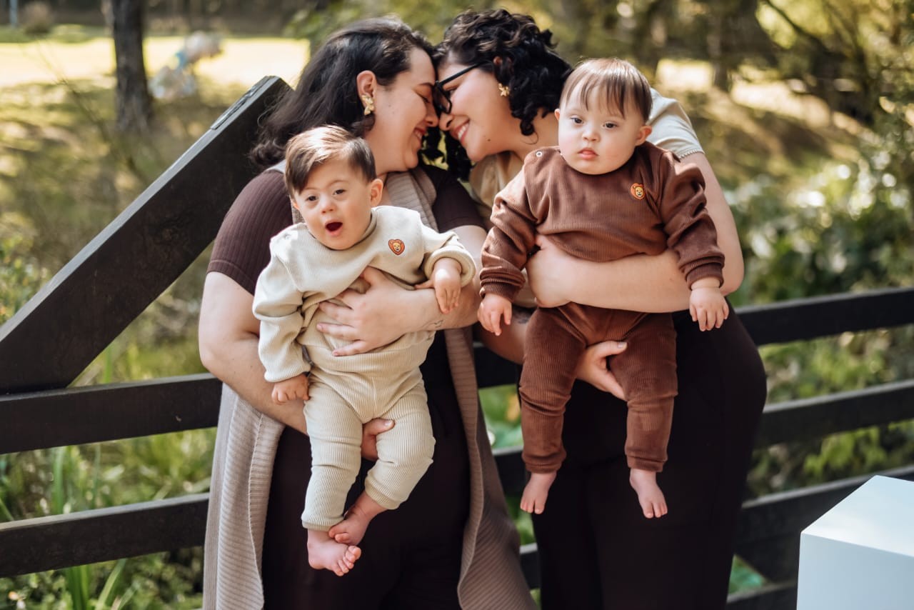 Casal de mães adota dois bebês com síndrome de Down, em Curitiba: 'Não ...