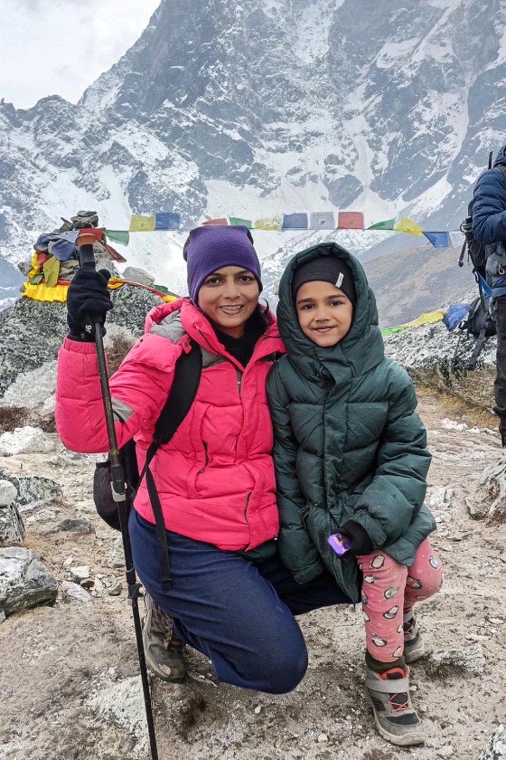Famílias levam crianças pequenas até o acampamento base do Everest