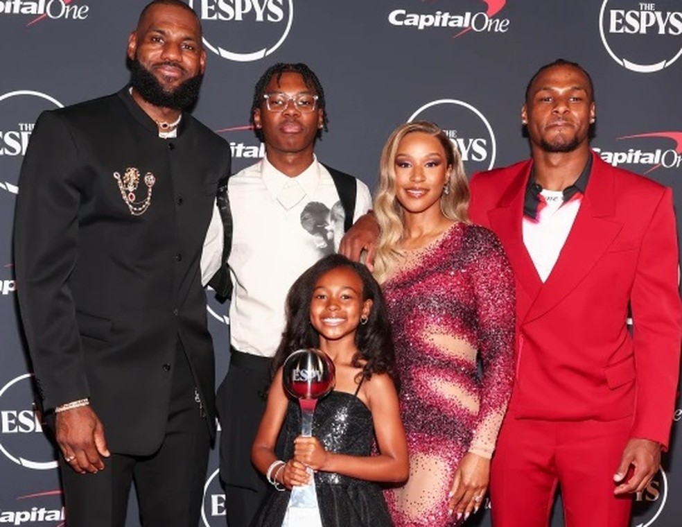 Filhos de LeBron James seguem os passos do pai no basquete: 'Continue subindo'