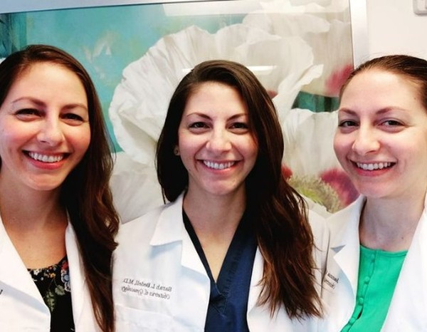 Trigêmeas idênticas se tornam obstetras, assim como a mãe delas