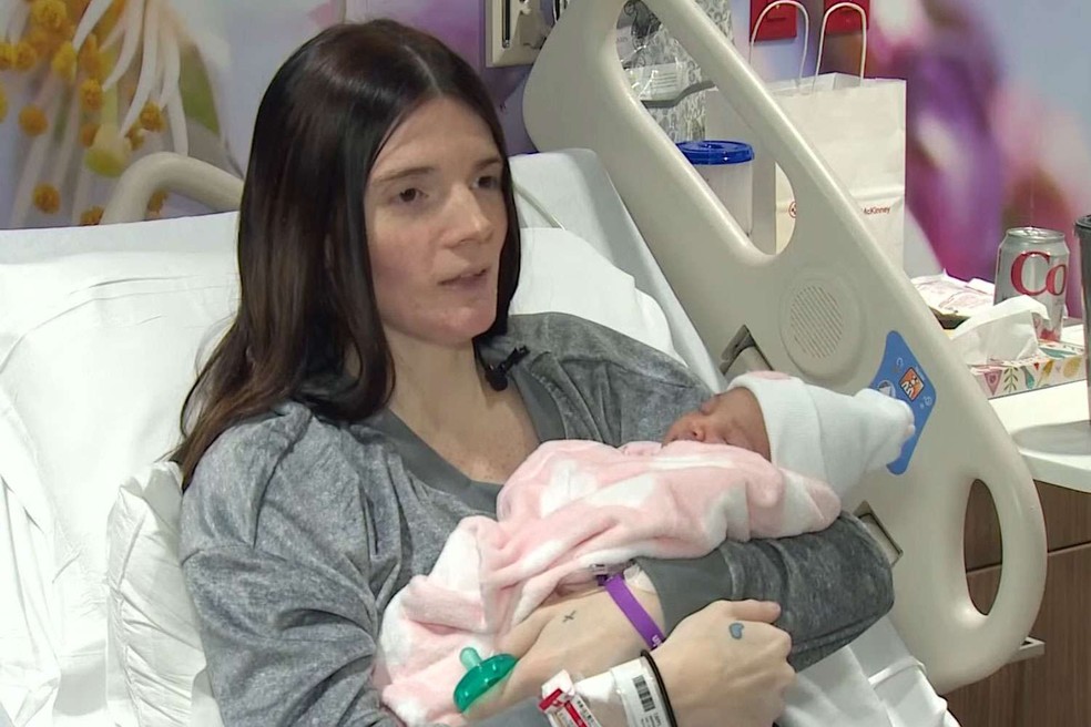 Mãe dá à luz em estacionamento de hospital: 'Minha filha estava pronta ...